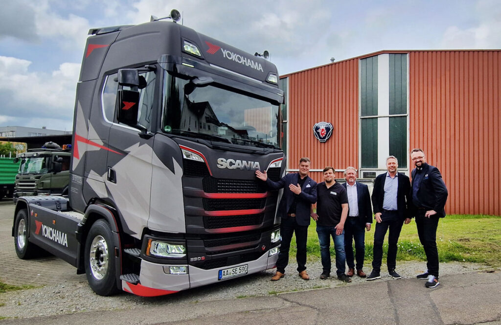 STEBAG: Scania V8-Truck mit Yokohama Branding zur Miete - Krafthand-Truck