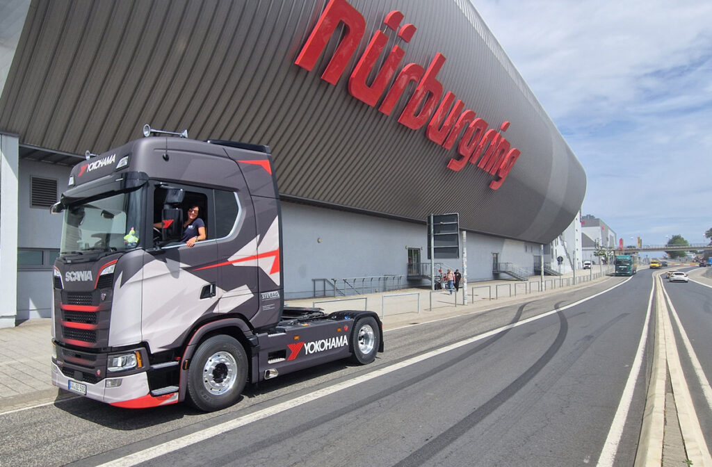 STEBAG: Scania V8-Truck mit Yokohama Branding zur Miete - Krafthand-Truck